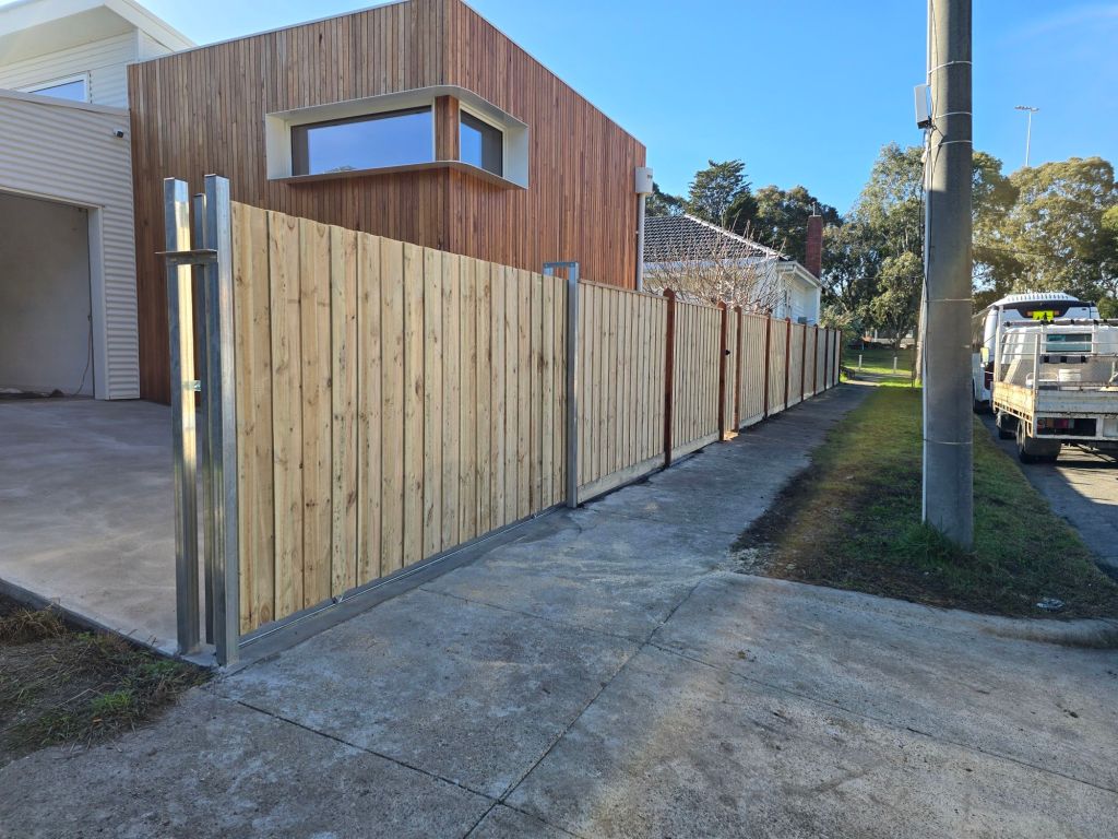 Timber capping fence - Anjo's Fencing